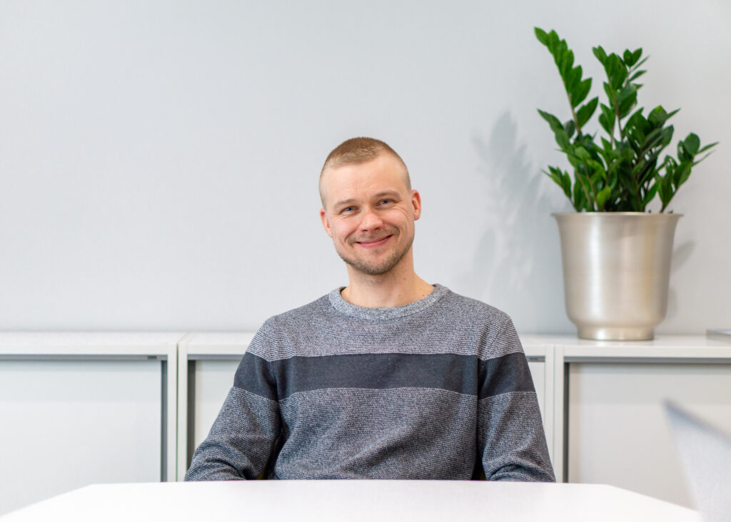 Huoltomiehestä hissialan teknologiapäälliköksi - Suomen Hissiurakointi Oy